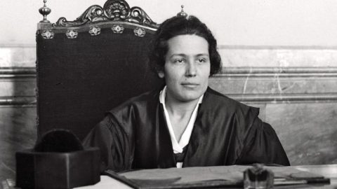 Victoria Kent vuelve al distrito con una placa en homenaje a su memoria