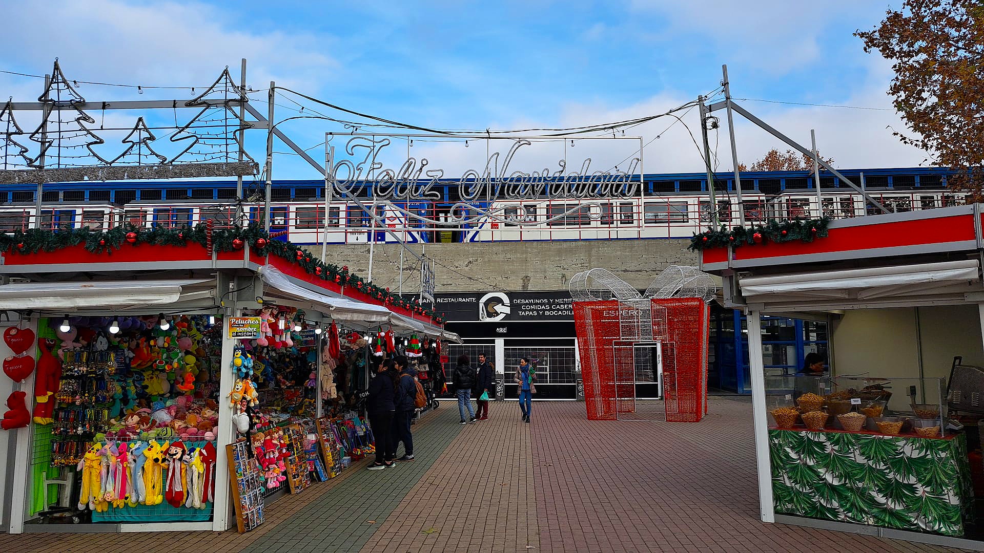 El mercadillo de Navidad de Aluche anima las fiestas hasta el día de Reyes
