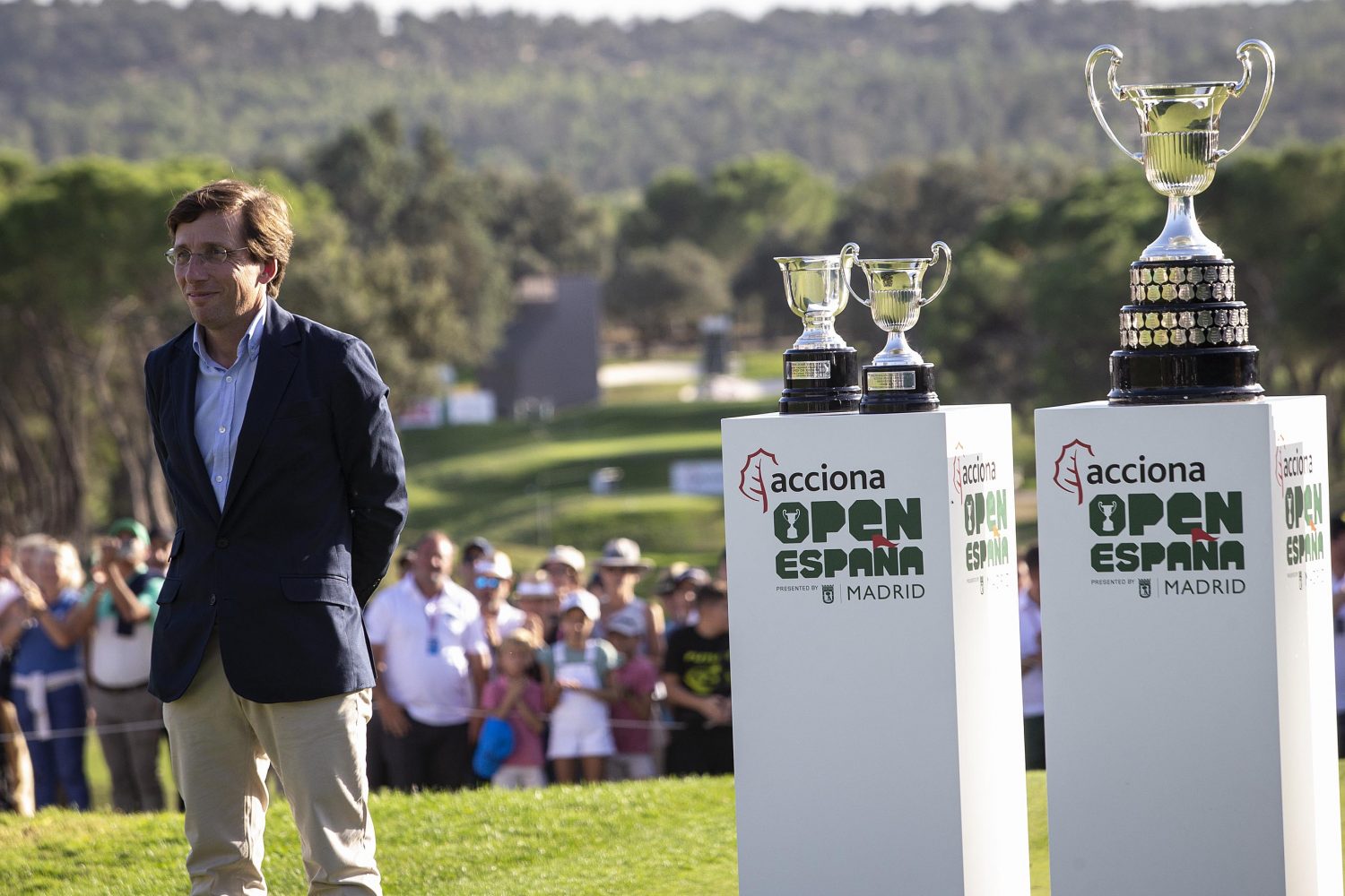 Almeida entrega a Jon Rahm el trofeo del Open de España de Golf