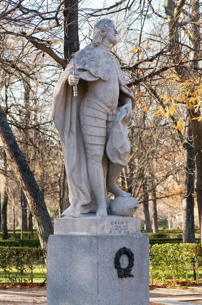 Las siete curiosidades de las 14 estatuas del paseo de Argentina de El ...