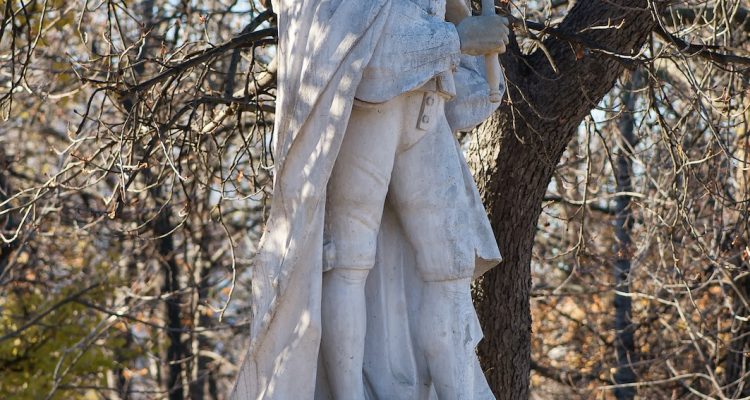 Las siete curiosidades de las 14 estatuas del paseo de Argentina de El ...