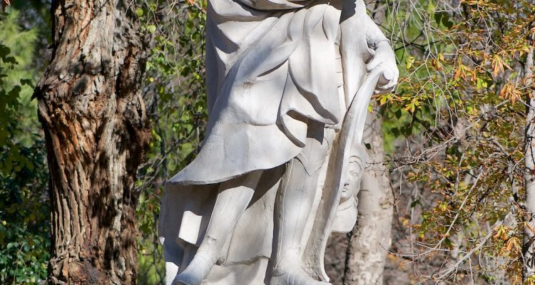 Las siete curiosidades de las 14 estatuas del paseo de Argentina de El ...