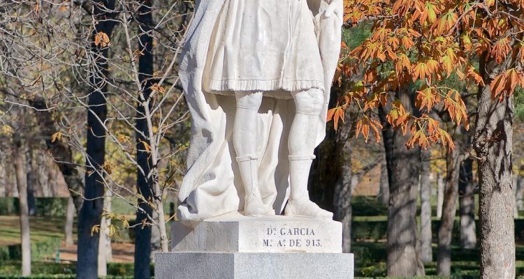 Las siete curiosidades de las 14 estatuas del paseo de Argentina de El ...