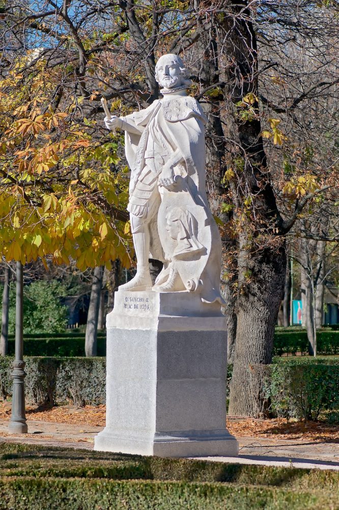 Las siete curiosidades de las 14 estatuas del paseo de Argentina de El ...