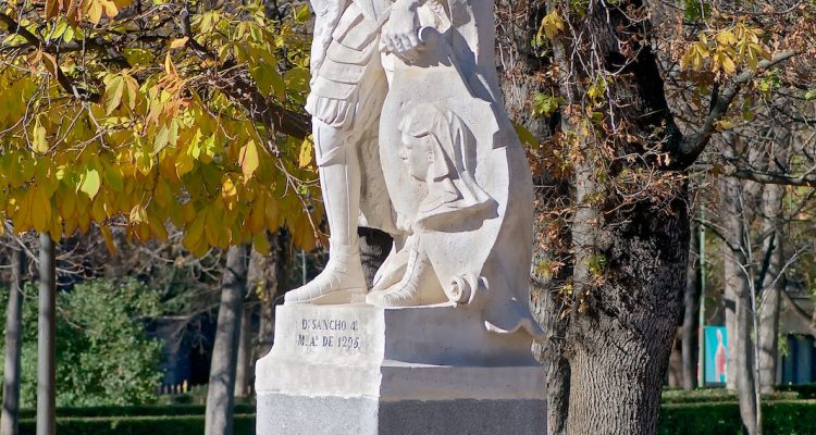 Las siete curiosidades de las 14 estatuas del paseo de Argentina de El ...