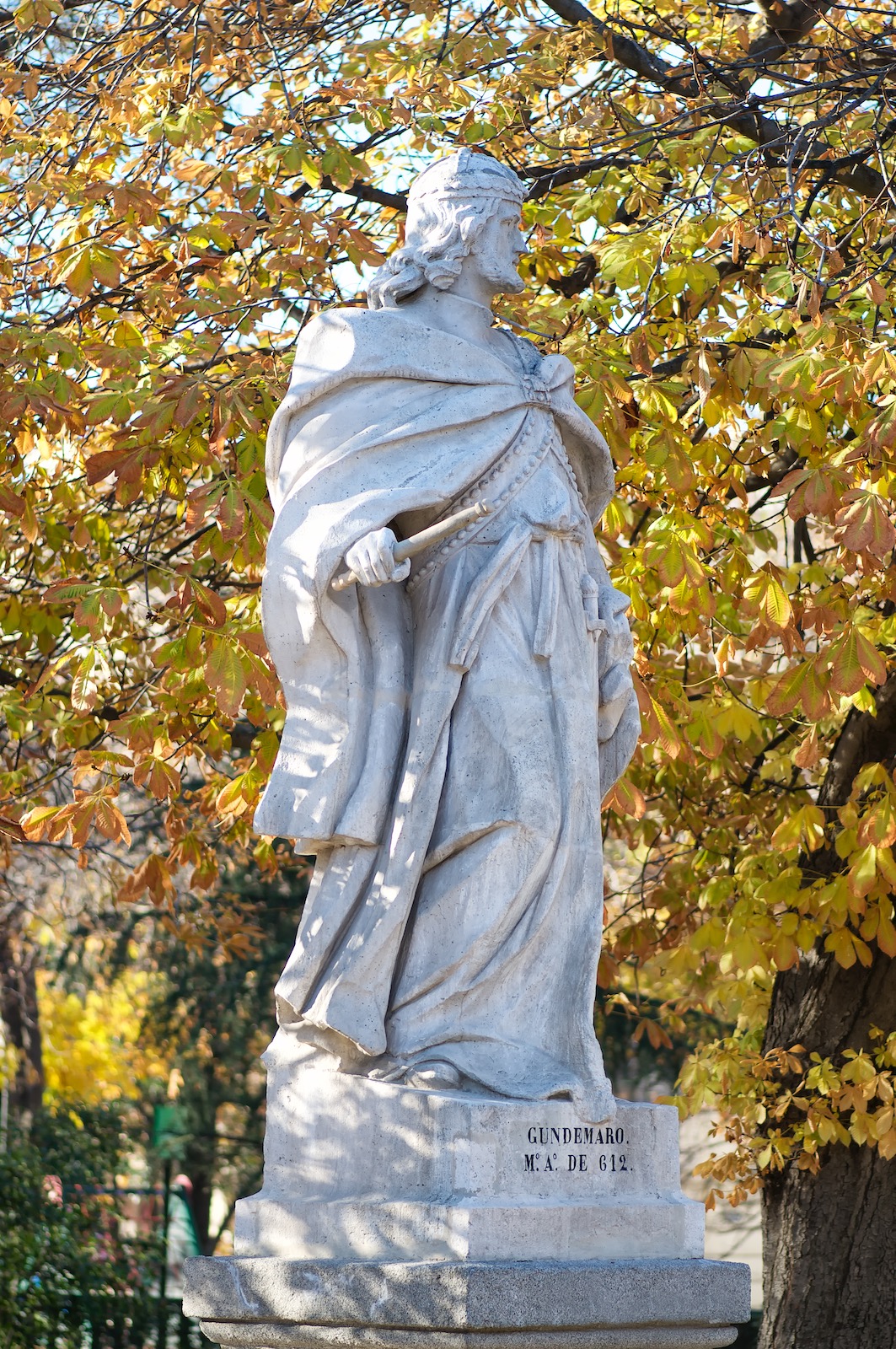 Las siete curiosidades de las 14 estatuas del paseo de Argentina de El ...