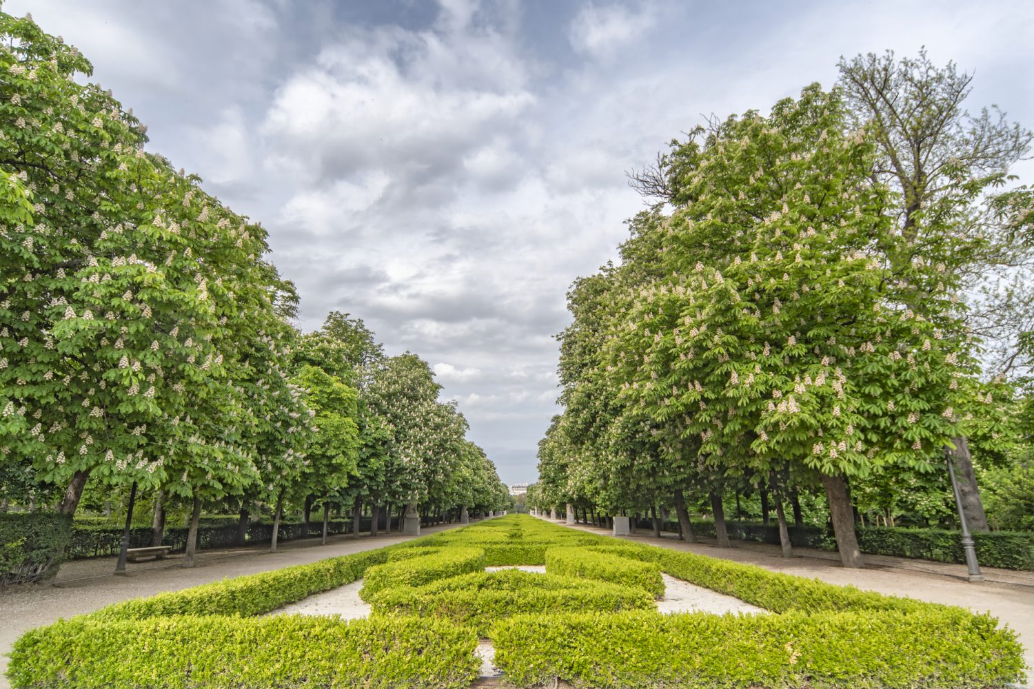 Las siete curiosidades de las 14 estatuas del paseo de Argentina de El ...